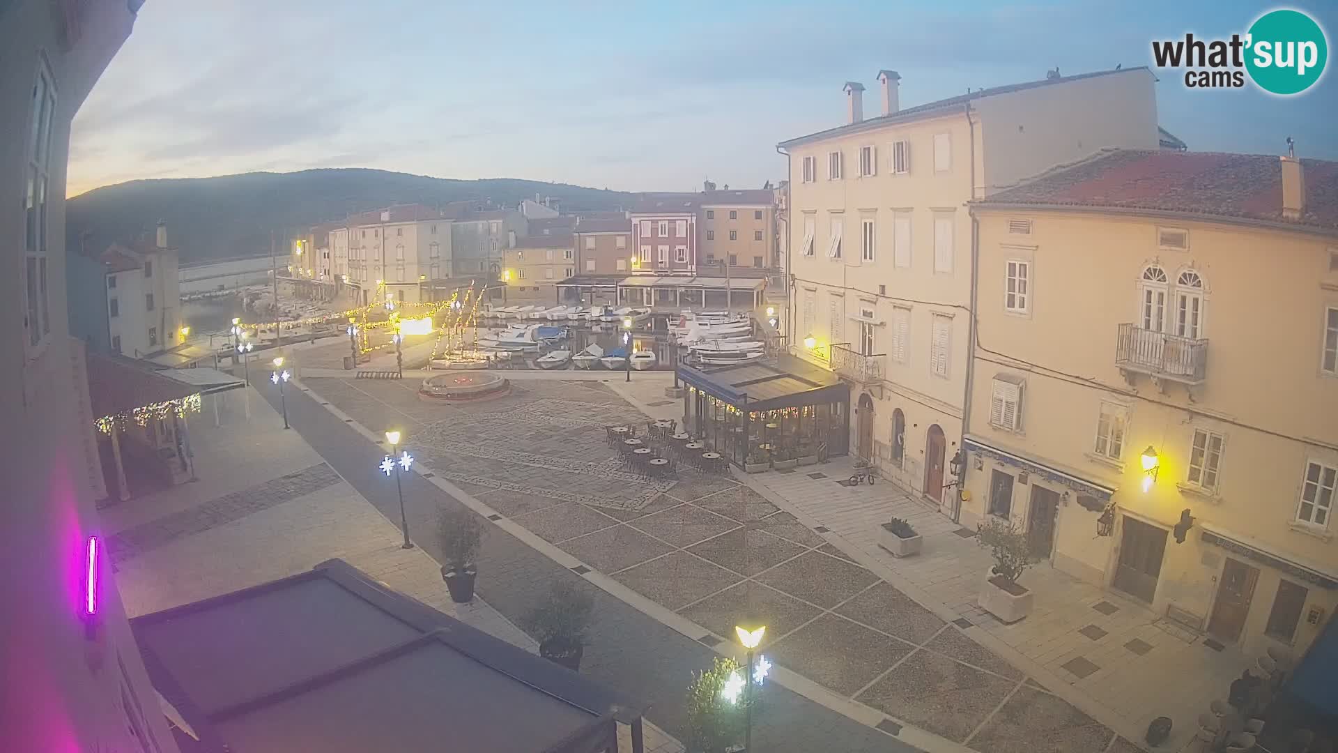 Kamera v živo Koper - Ukmarjev trg - WhatsUpCams - Kamere v živo