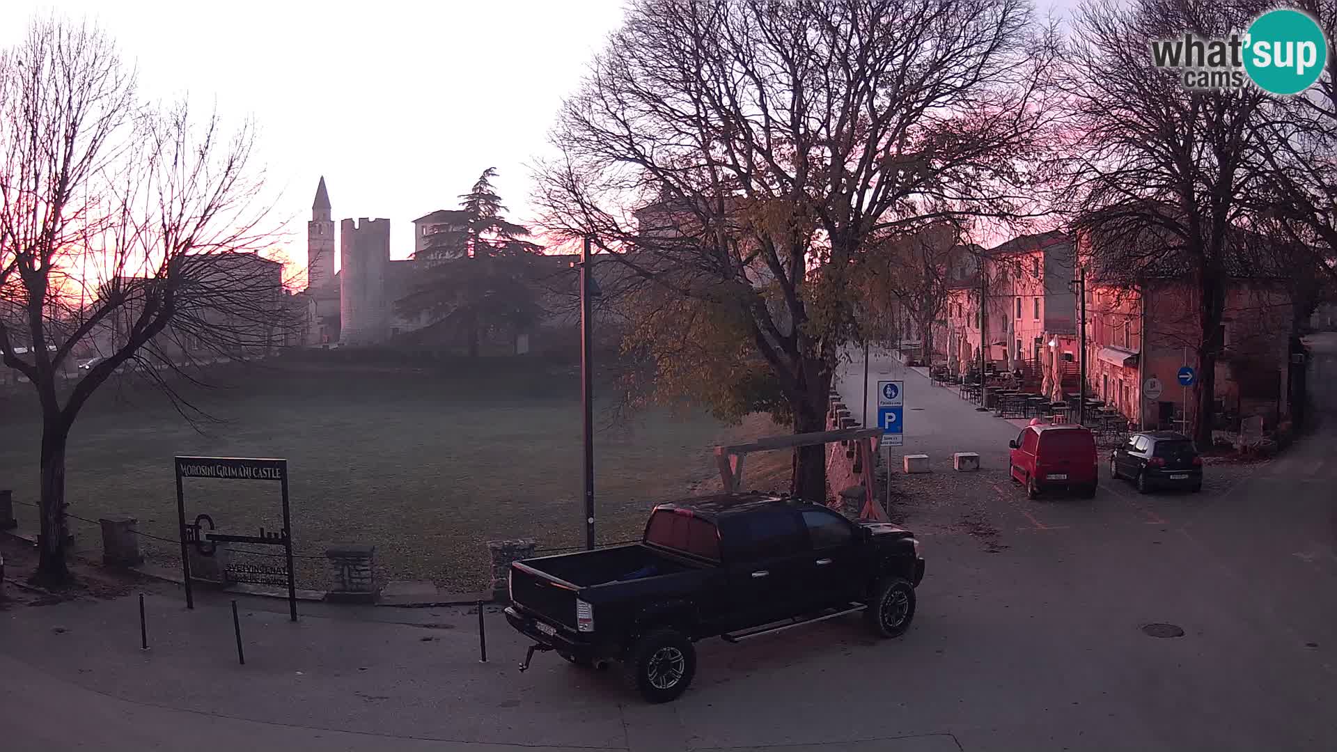 Kamera v živo Koper - Ukmarjev trg - WhatsUpCams - Kamere v živo